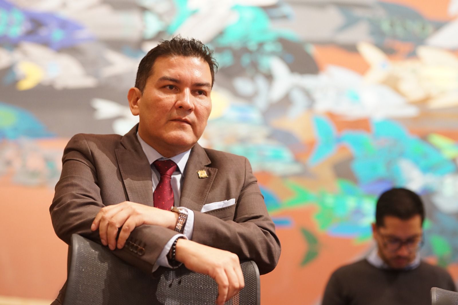 “No solo las obras son importantes, el sector de los servicios también ...