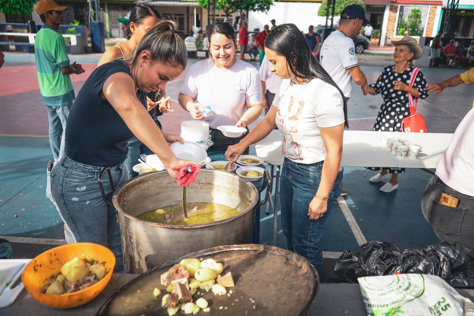 La gestora social Diana Soler lidera las Ollas Comunitarias «Pa’ Mi Gente» – Noticias en Línea
