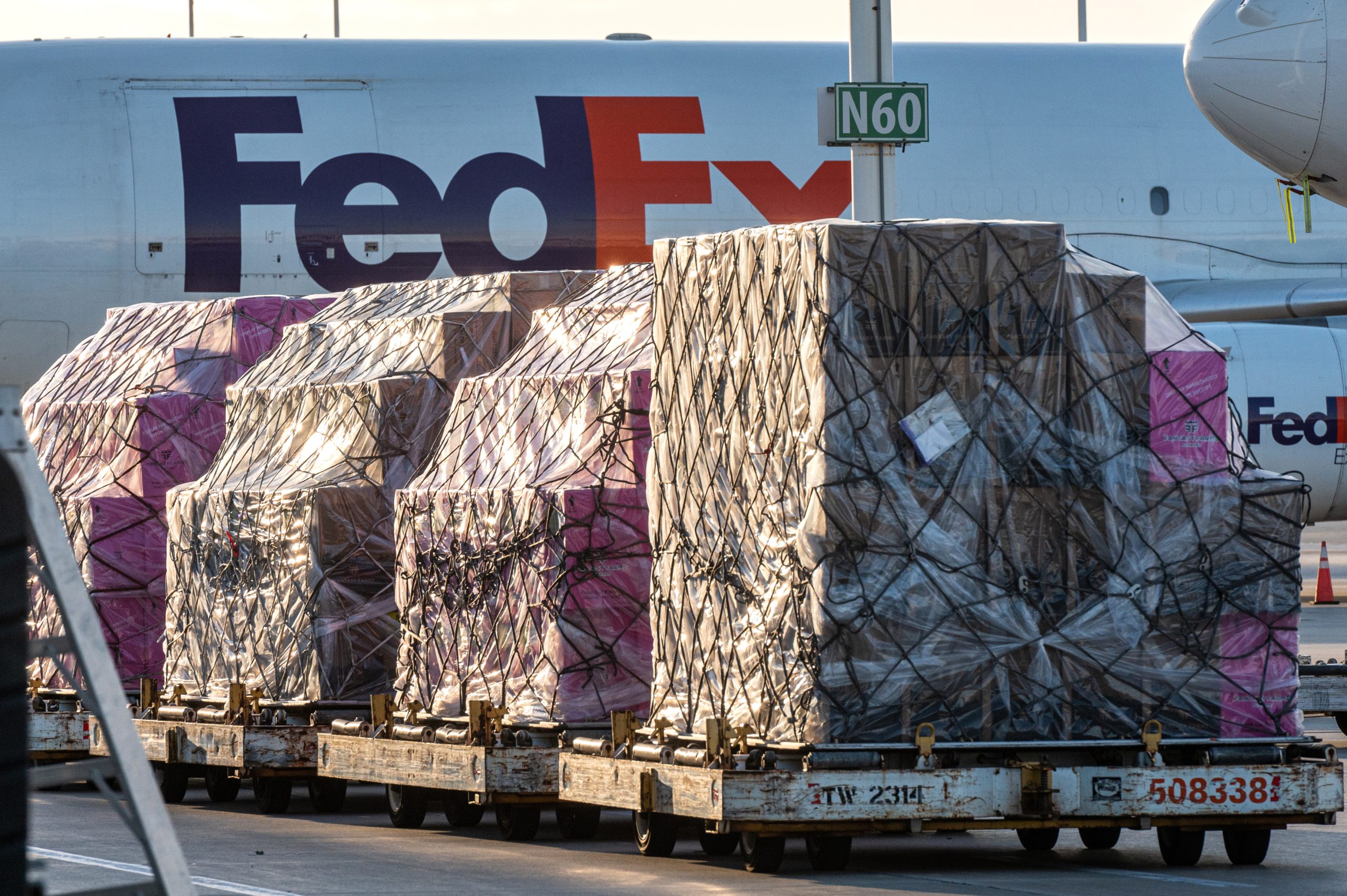 FedEx se prepara para transportar 2.7 millones de libras de flores ...